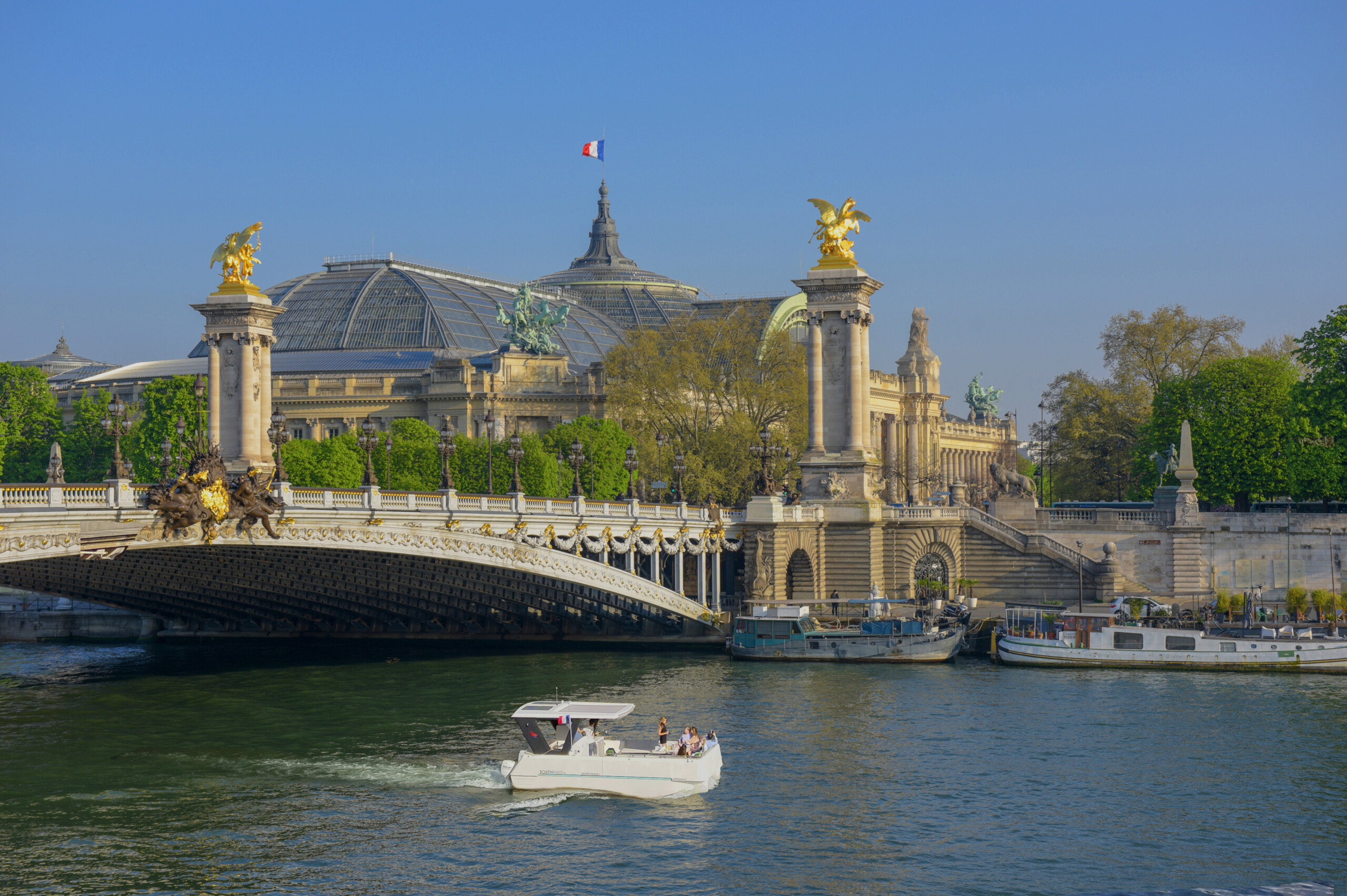 Private Boat Tour in Paris on the Seine - from 2 to 12 passengers